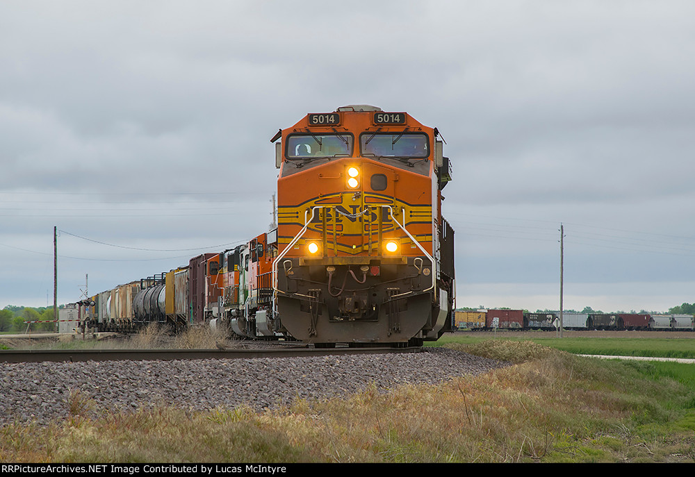 BNSF 5014 westbound BNSF manifest train